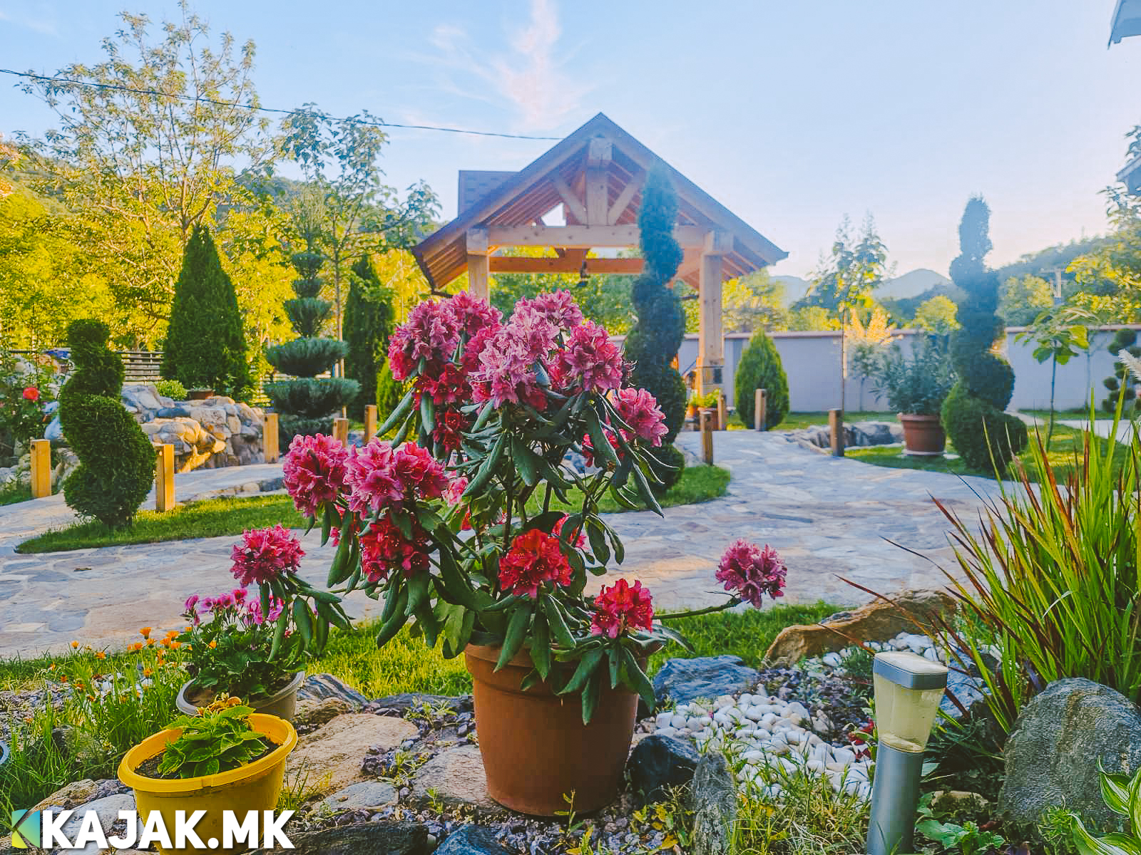 Во македонско село има ранч со базен кој мора задолжително да го ...