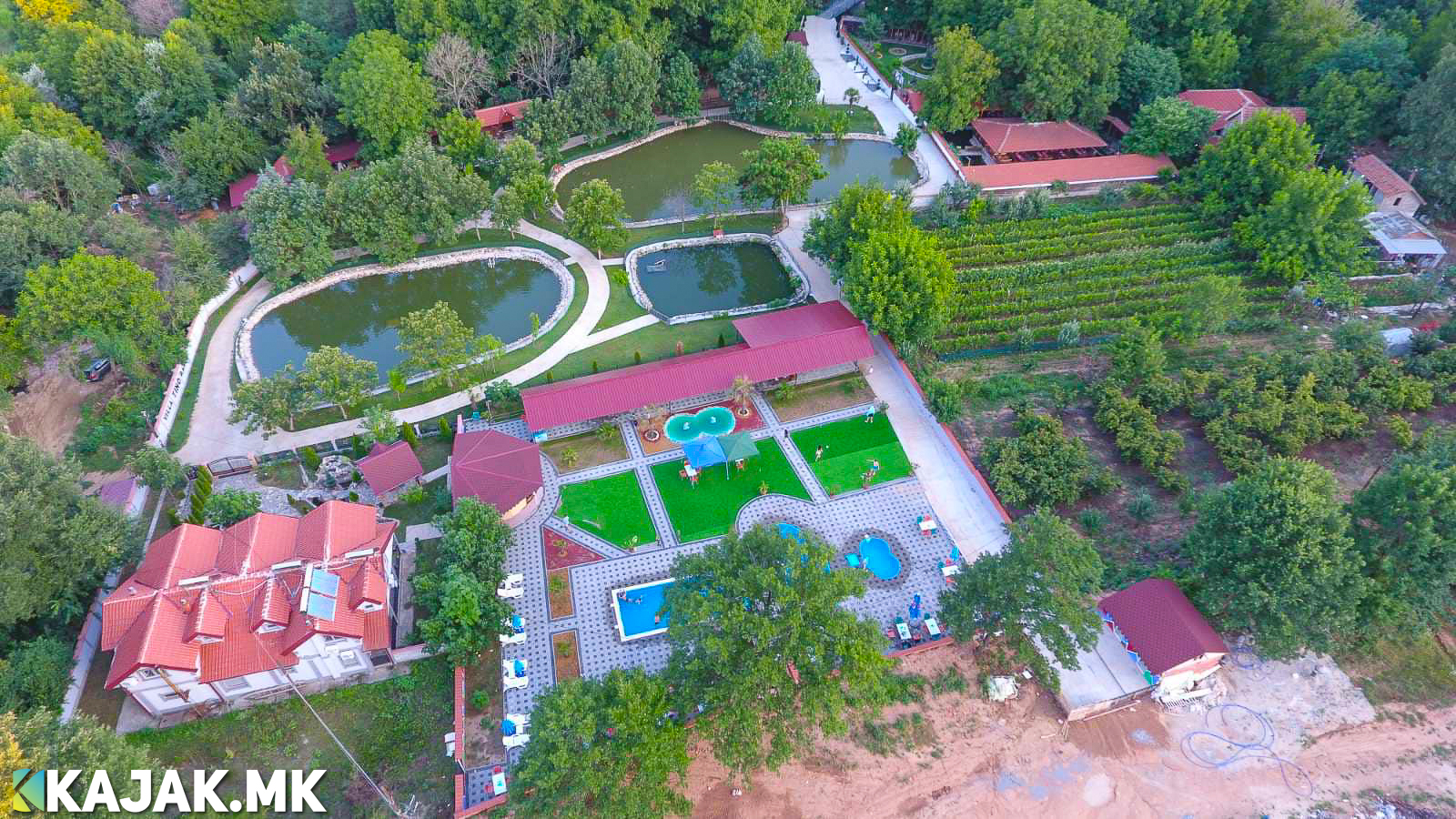 Во македонско село има ранч со базен кој мора задолжително да го ...